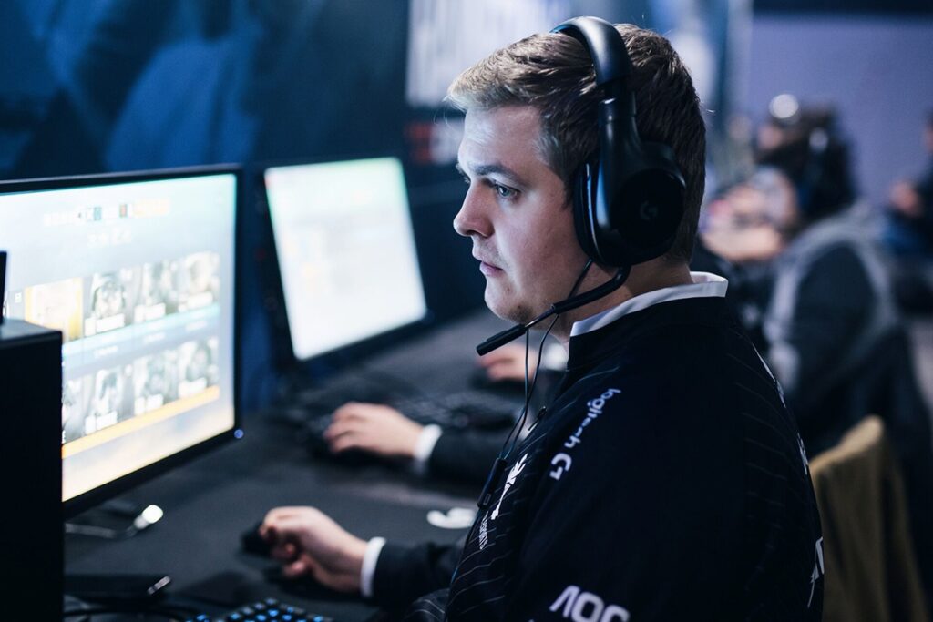 Rainbow Six Siege Settings Used By Pros [Fabian, Pengu, & More ...